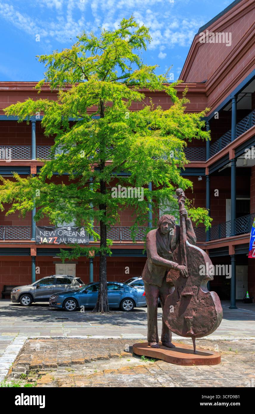 Statue of a double bass player outside the New Orleans Jazz museum ...