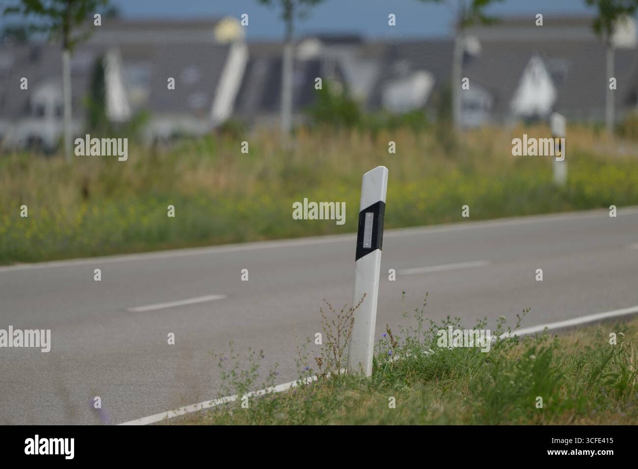 Leitpfosten asphaltstrasse hi-res stock photography and images - Alamy