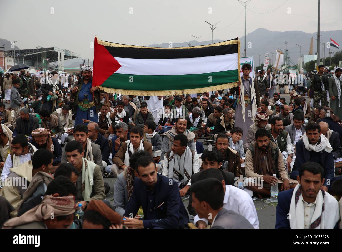 YEMEN HOUTHIS USA ISRAEL CONFLICT - Houthi supporters hold up the ...