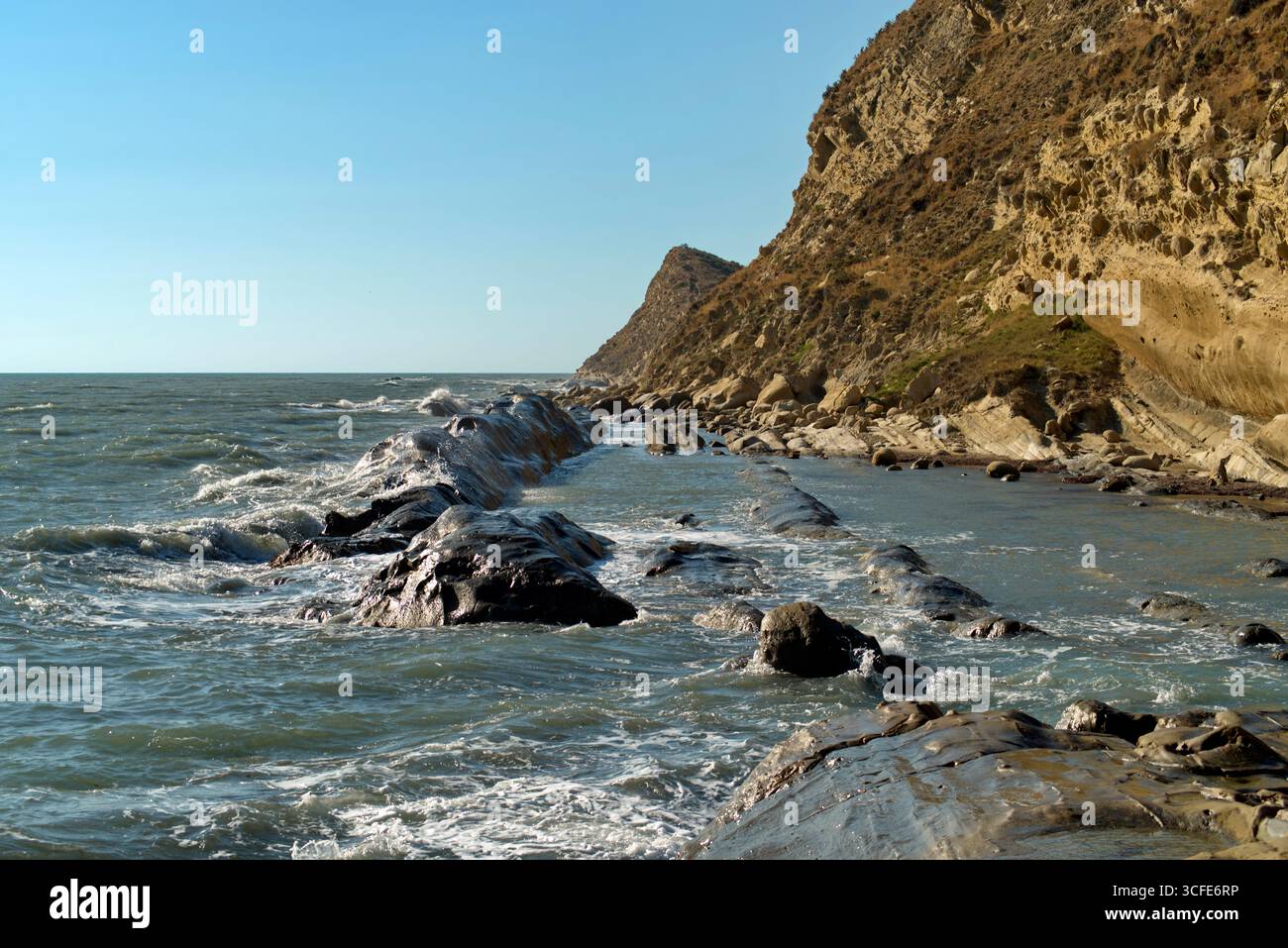 Mare mosso contro gli scogli della spiaggetta sotto il faro di Zvërnec ...