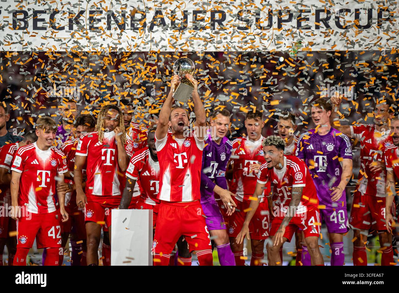 Mannschaftsfoto mit Manuel Neuer (1; FC Bayern M?nchen), Dayot Upamecano (2; FC Bayern M?nchen ...