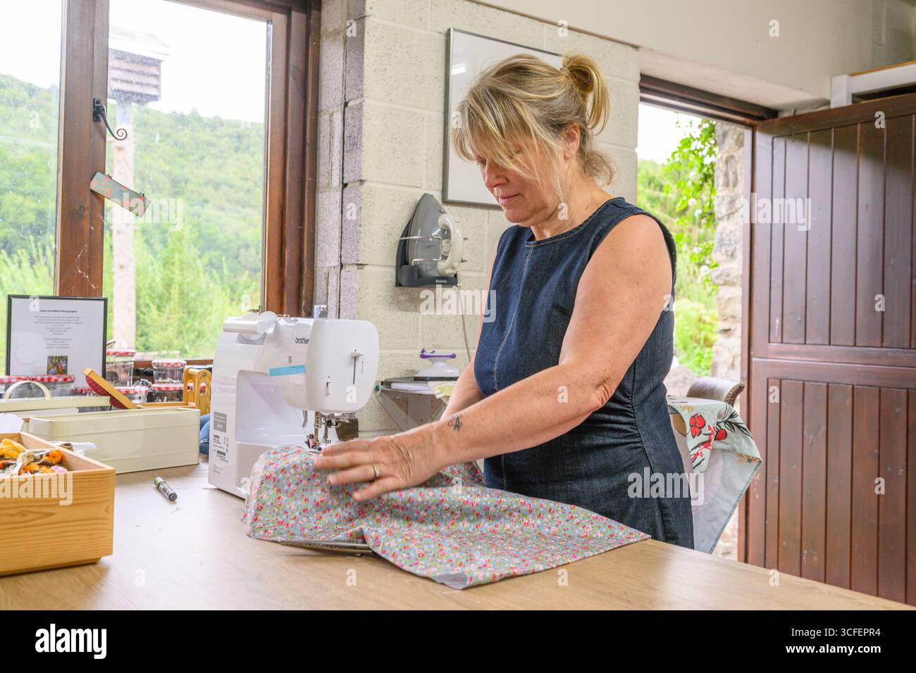 Woman operating a sewing machine hi-res stock photography and images ...