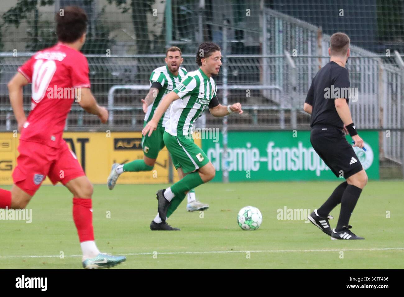 Valon Aliji (14, Chemie Leipzig) am Ball. Fu?ball, Regionalliga Nordost ...