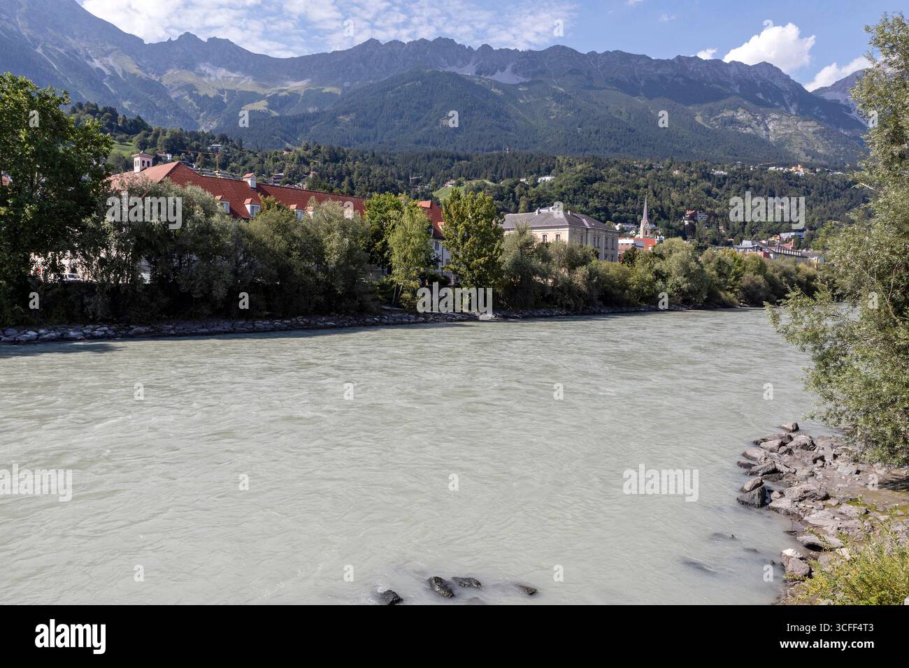 Inn Fluss Innsbruck, Tirol, Österreich // Inn River Innsbruck, Tyrol ...