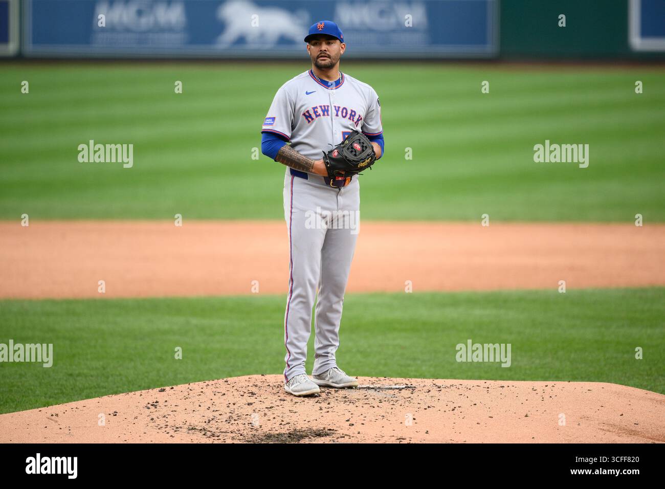 New York Mets starting pitcher Sean Manaea (59) in action during a ...