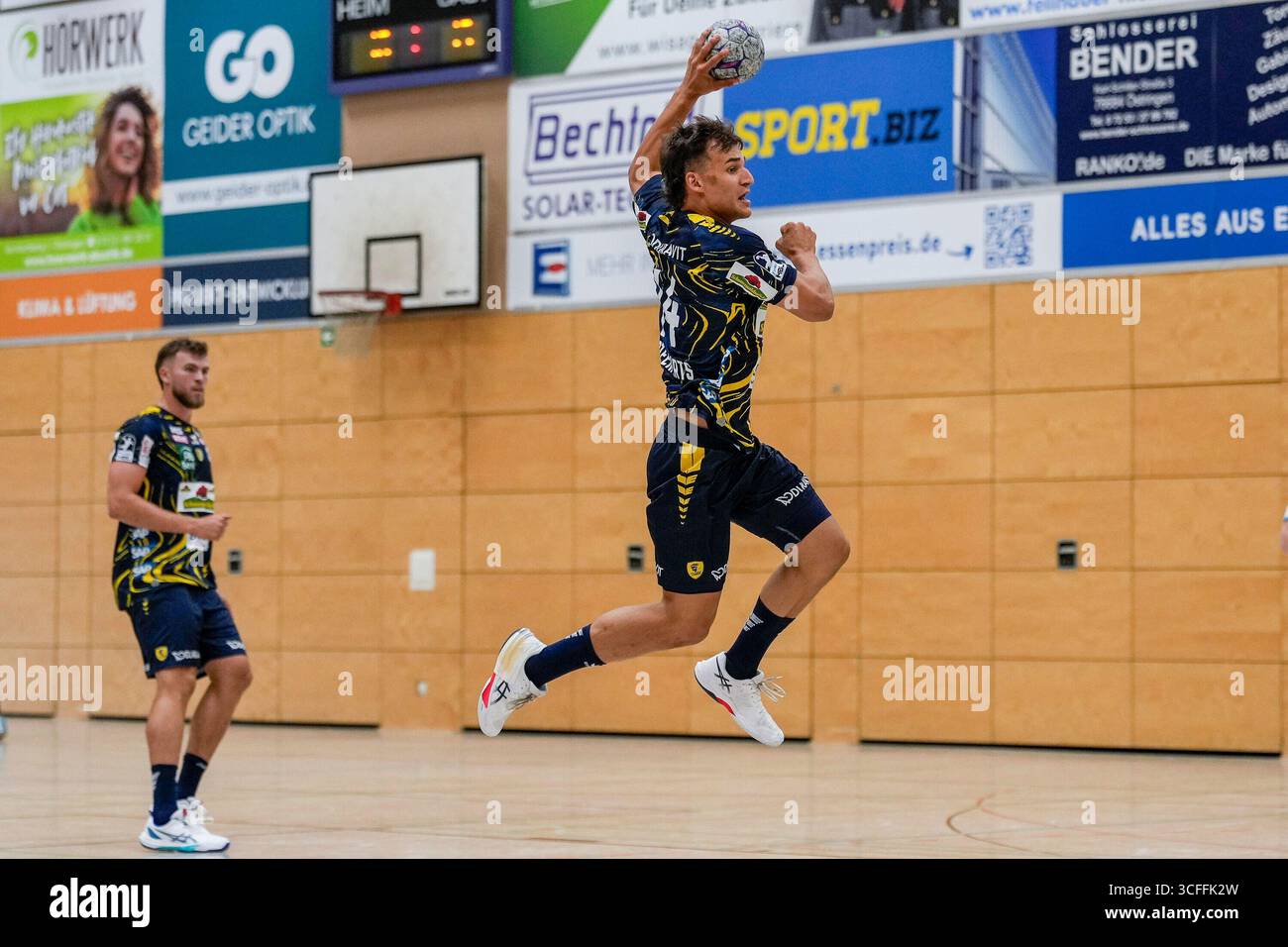 Gino Steenaerts (RNL, 14), beim Sprungwurf, Wurf, Torwurf, Action ...