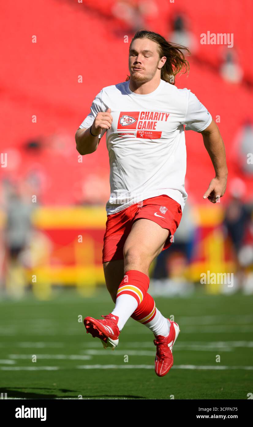 Kansas City Chiefs running back Carson Steele runs during warmups ...