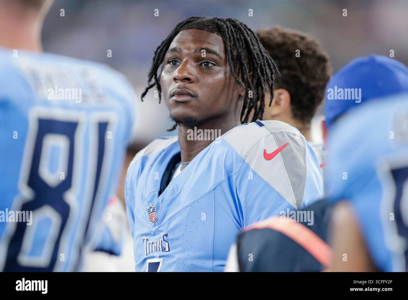 Tennessee Titans quarterback Cameron Ward (1) watches a replay on the ...