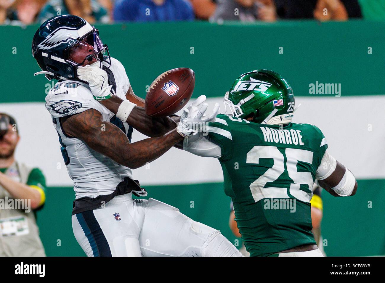 New York Jets safety Jarius Monroe (25) breaks up a pass to ...