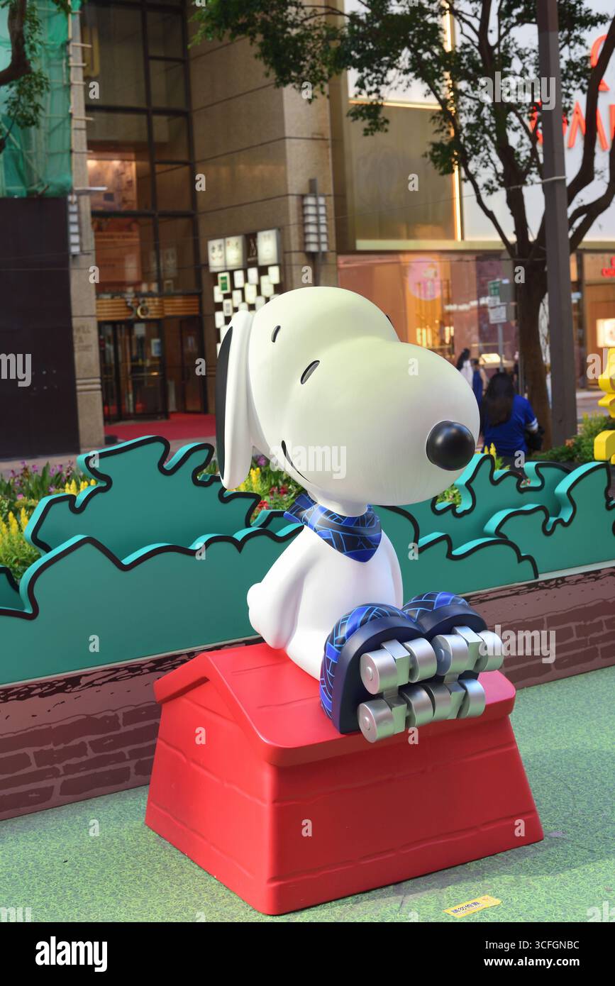 Snoopy on roller skates Stock Photo - Alamy