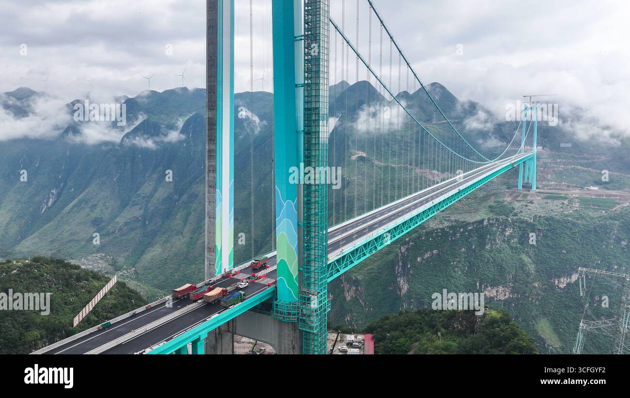 The scenery of the Huajiang Canyon Bridge, the world's highest bridge ...