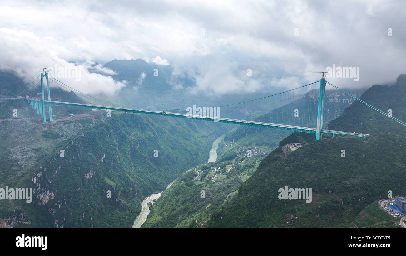 The scenery of the Huajiang Canyon Bridge, the world's highest bridge ...