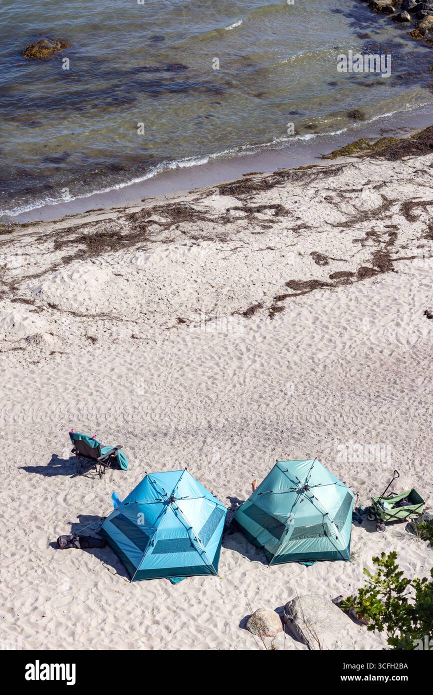 Tents on ocean beach hi-res stock photography and images - Alamy