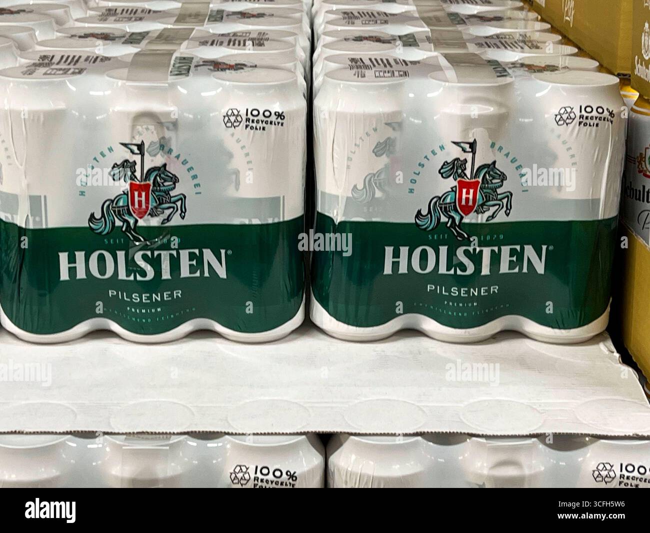 abbs Bierdosen der Marke Holsten Pilsener in Plastikfolie verpackt auf ...