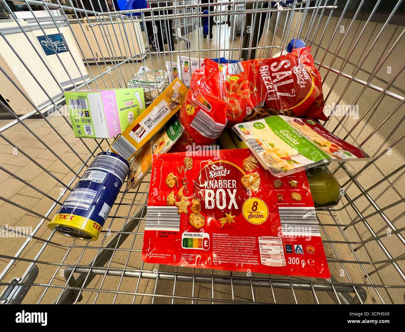 abbs Einkaufswagen mit Verschiedenenen Lebensmitteln Einkauf beim ...