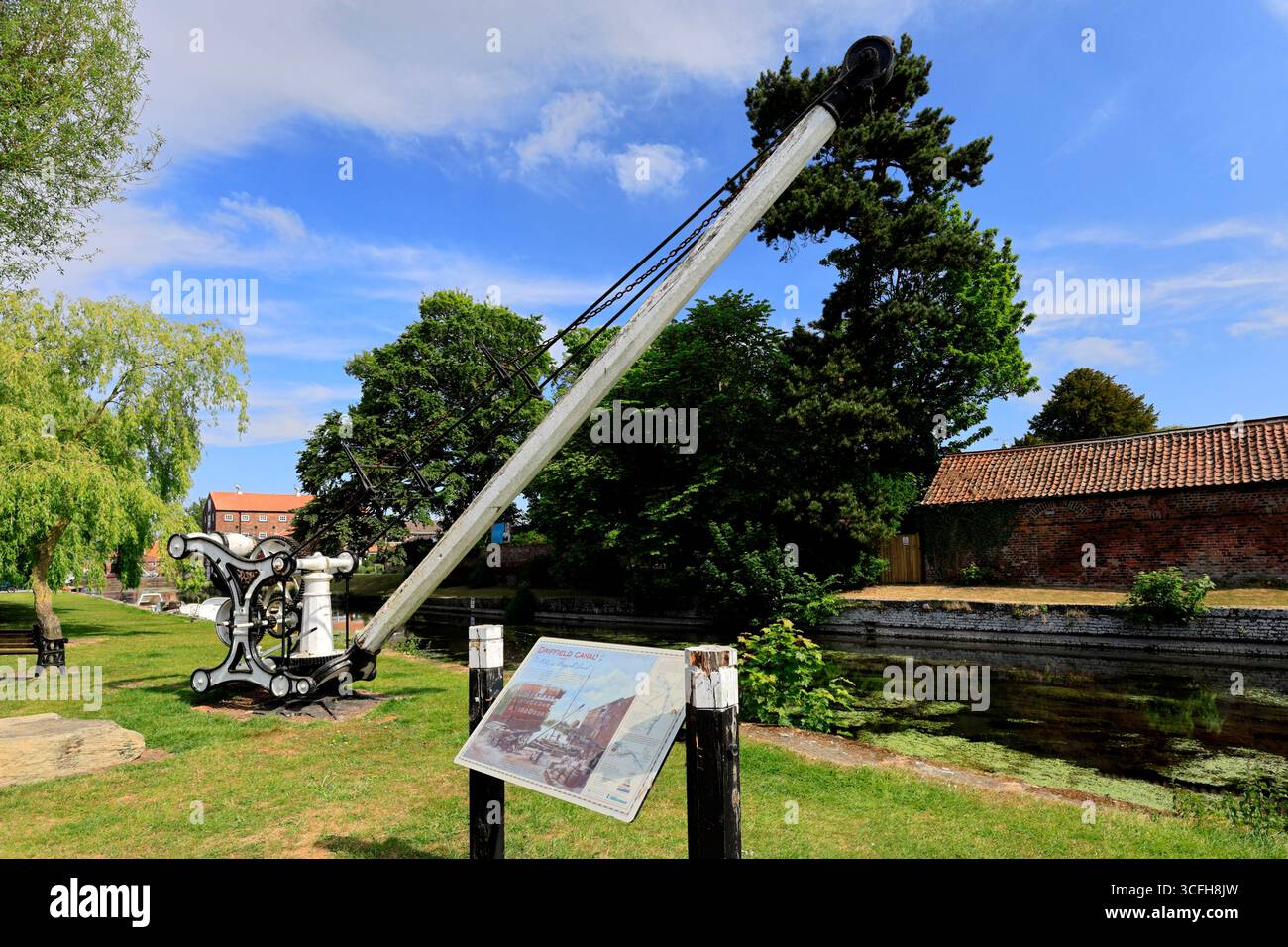 Old canal crane at Riverhead Mill by the canal in Driffield town, East ...