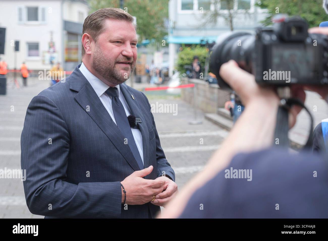Ein Jahr nach dem terroristischen Anschlag in Solingen wird am Samstag ...