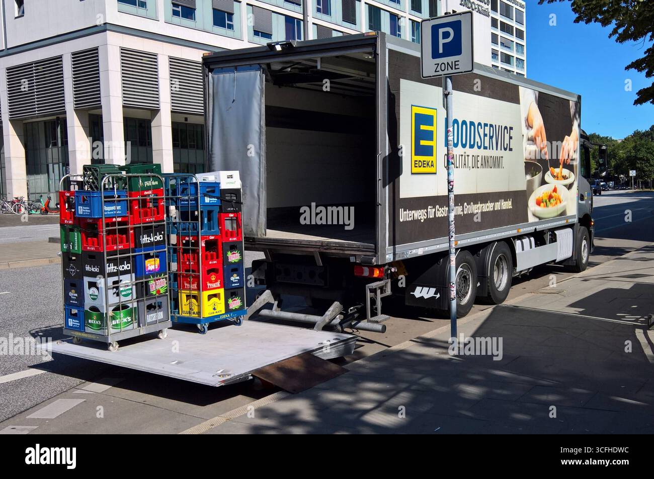 Edeka Food Service, Getränke-Lieferung. LKW mit Hebebühne - nahe der ...