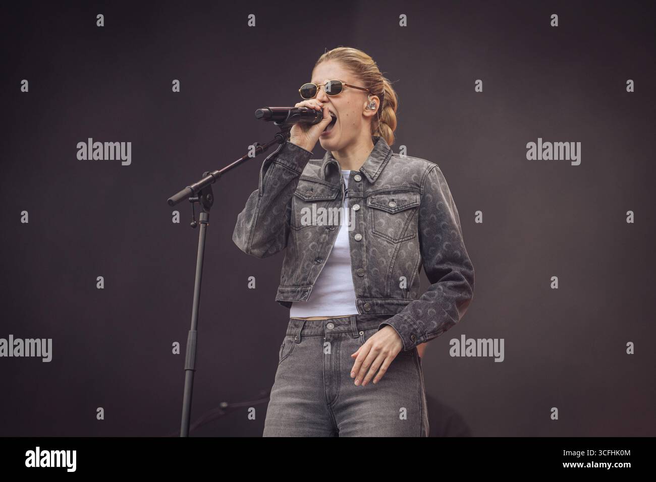 Paris, France. 20th Aug, 2025. Hannah Reid, the lead singer of the ...