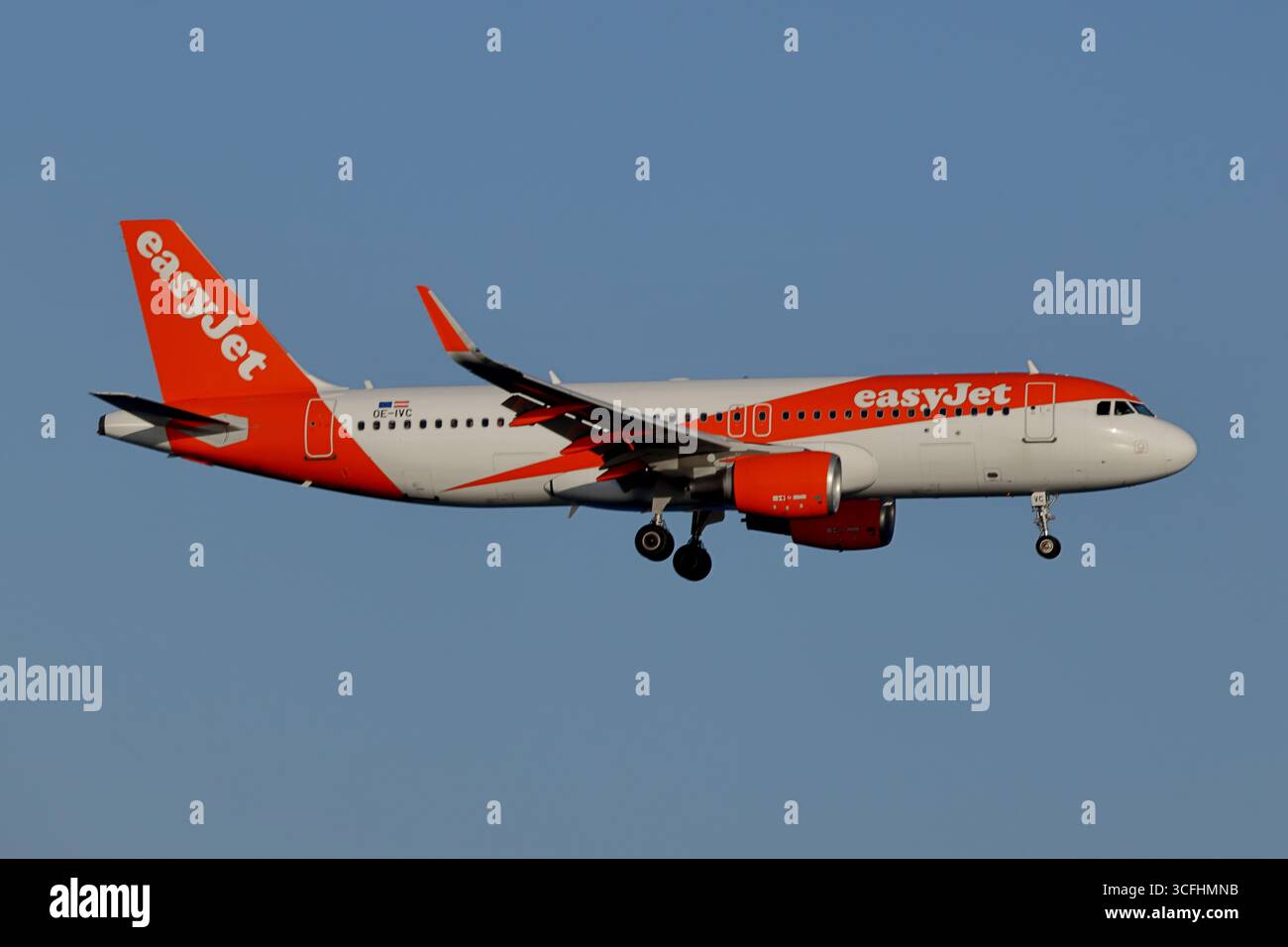 easyJet Airbus A320-214 OE-IVC approaching to land at Larnaka ...
