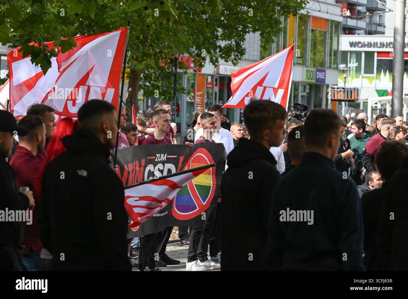 23 August 2025, Saxony-Anhalt, Magdeburg: Right-wing counter ...