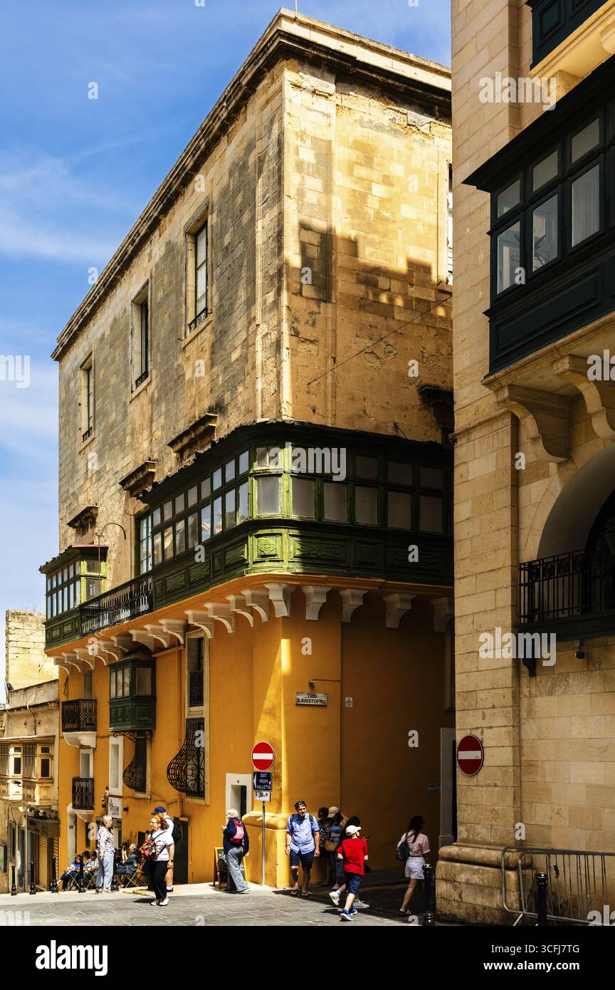 Traditional balconies, Gallarija, architectural feature of Malta ...