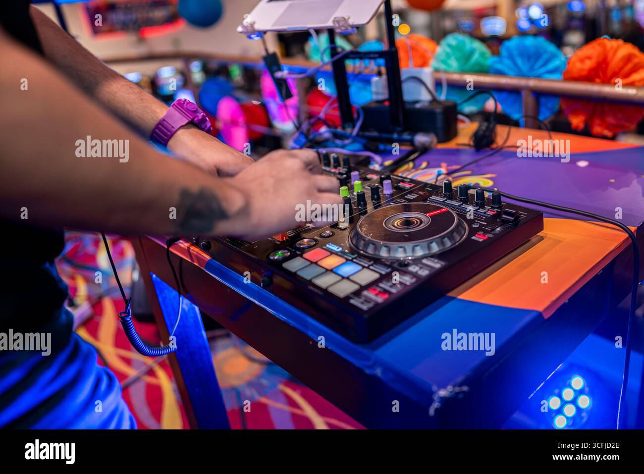 DJ mezclando en consola profesional dentro de casino, ambiente vibrante ...
