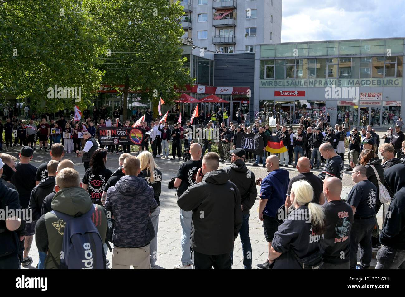 23 August 2025, Saxony-Anhalt, Magdeburg: Right-wing counter ...