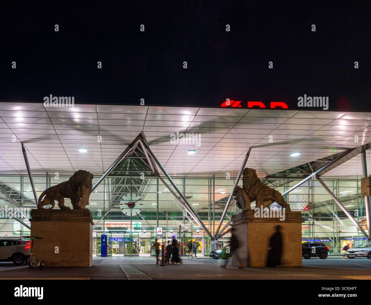 Linz: entrance of Linz Hauptbahnhof railway station in Linz an der ...