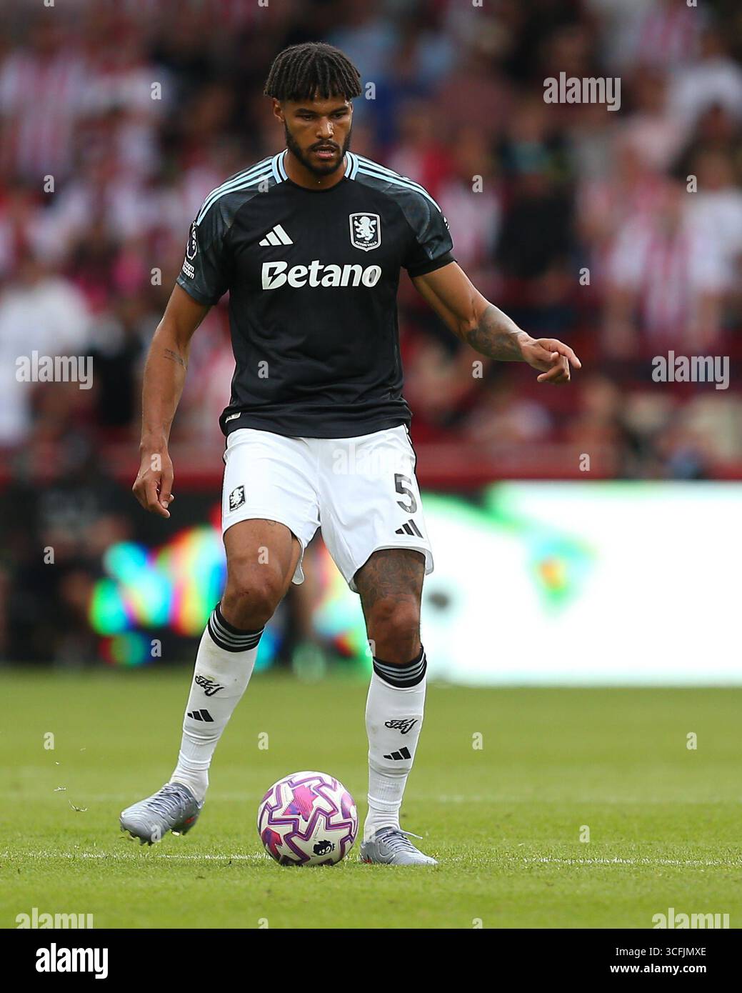 London, England, August 23 2025: Tyrone Mings (5 Aston Villa) on the ...