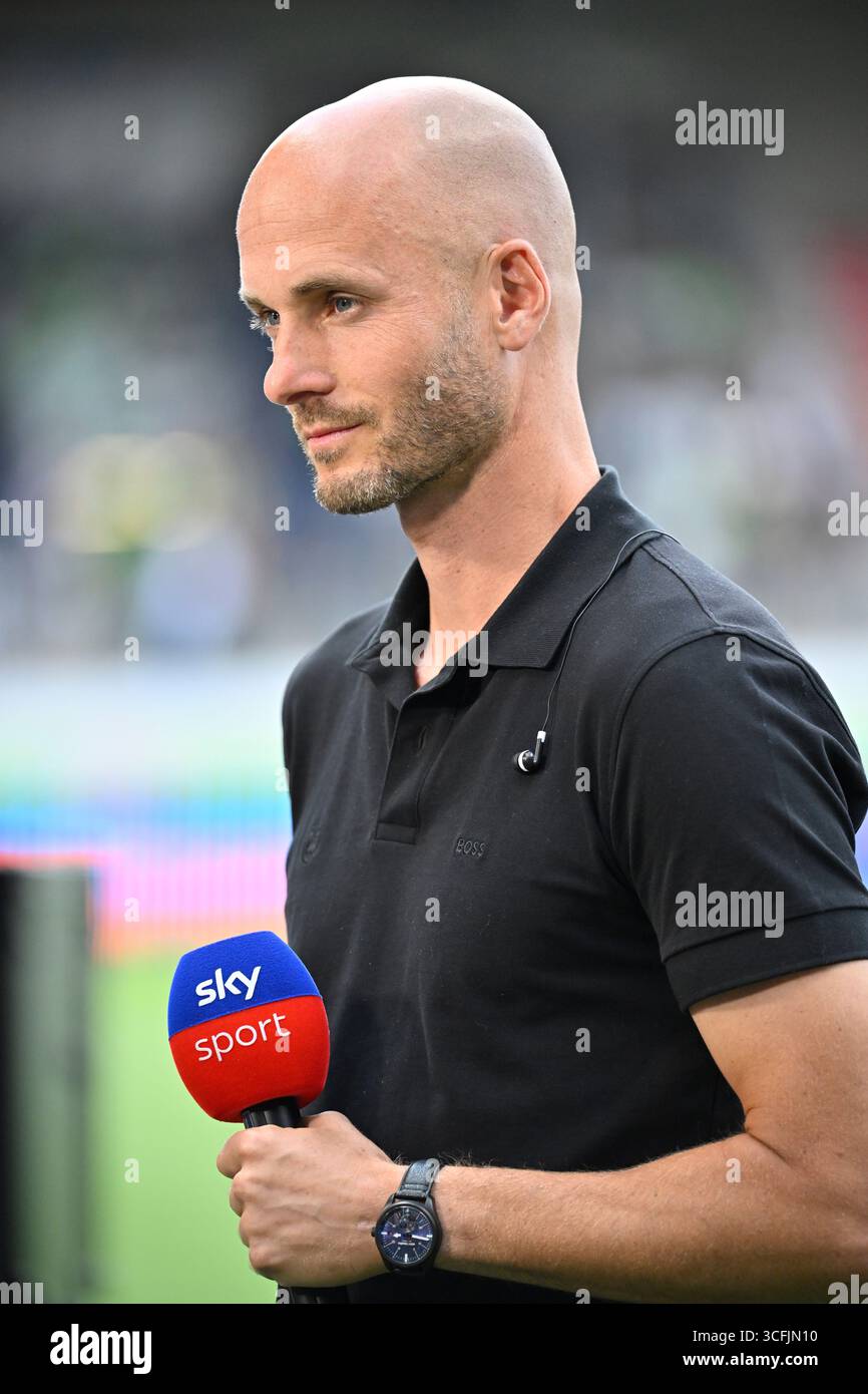 vor Spielbeginn: Trainer Coach Paul Simonis VfL Wolfsburg Portrait im Interview Mikrofon Mikro ...