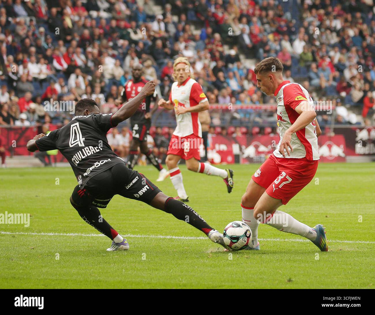 ABD0018 20250823 - SALZBURG - ÖSTERREICH: Ismaila Cheick Coulibaly (LASK/li) gegen Tim Trummer ...