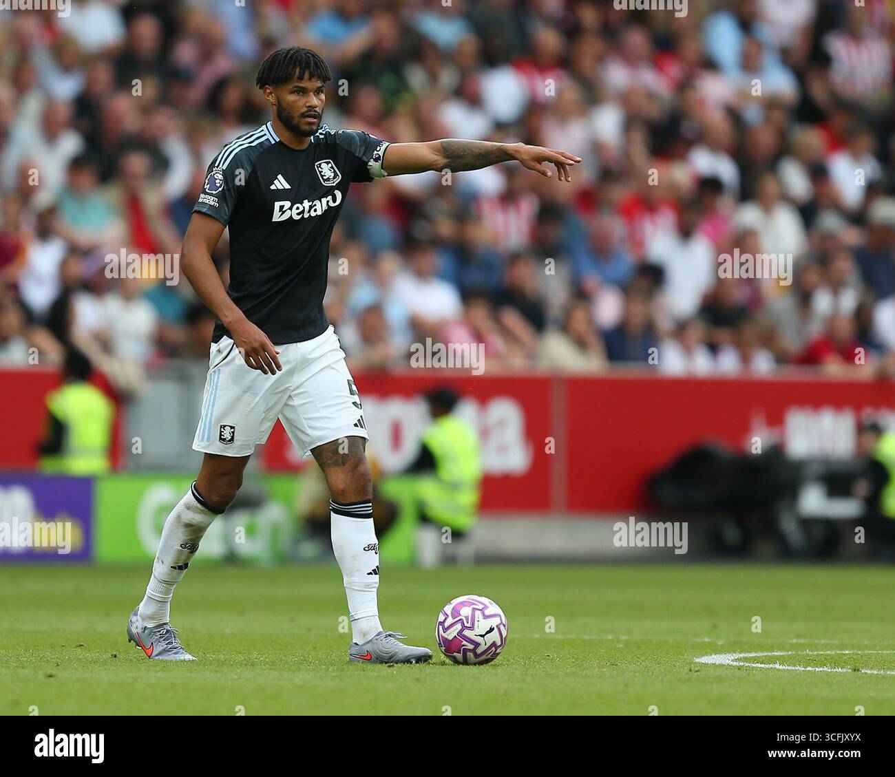 London, England, August 23 2025: Tyrone Mings (5 Aston Villa) on the ...