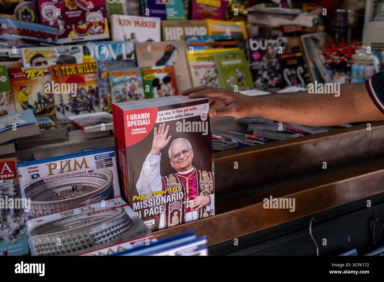 Daily Life in Rome Magazines with Pope Leo on it on May 13, 2025 in ...