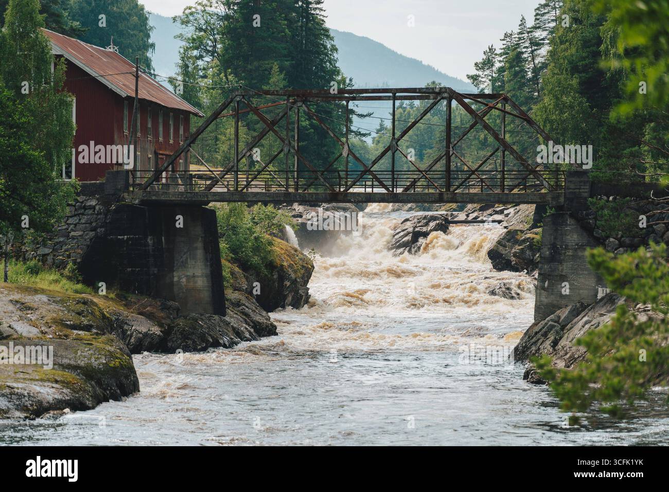 Omnesfossen Wasserfall mit alter Brücke in Telemark, Norwegen Der ...