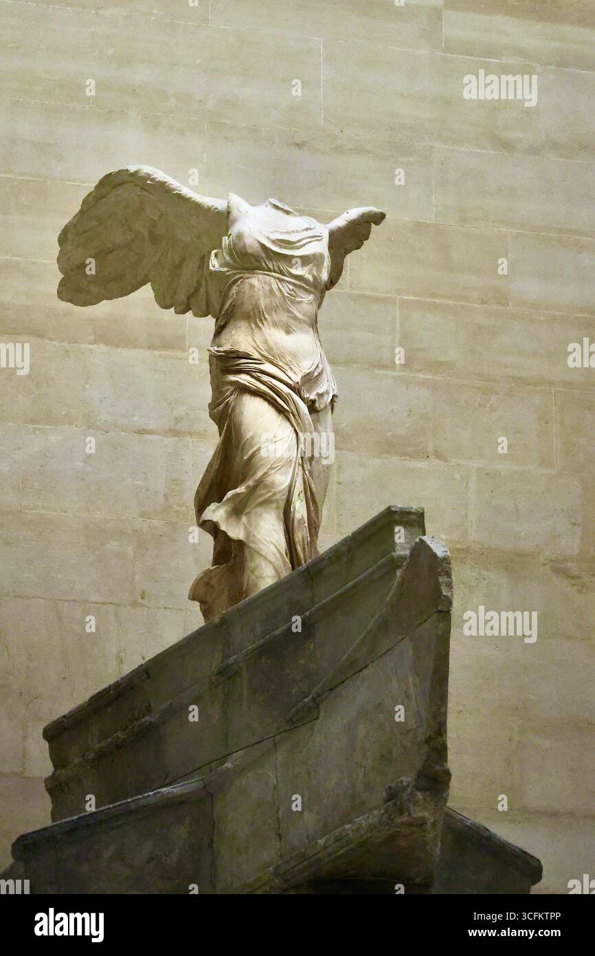 The winged victory of samothrace louvre hi-res stock photography and ...
