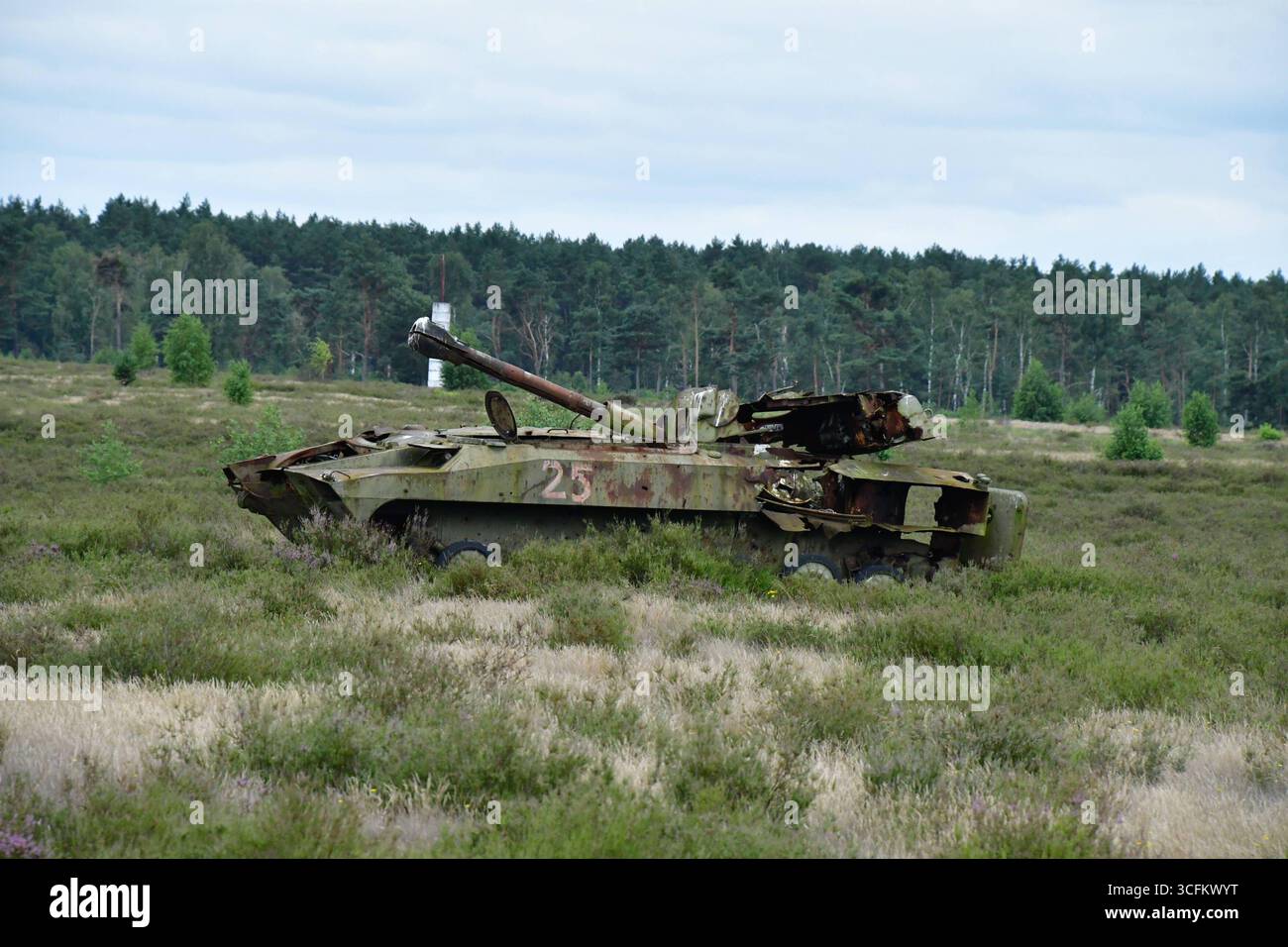 Zerschossener Panzer auf dem Truppenübungsplatz Klietz der Bundeswehr ...
