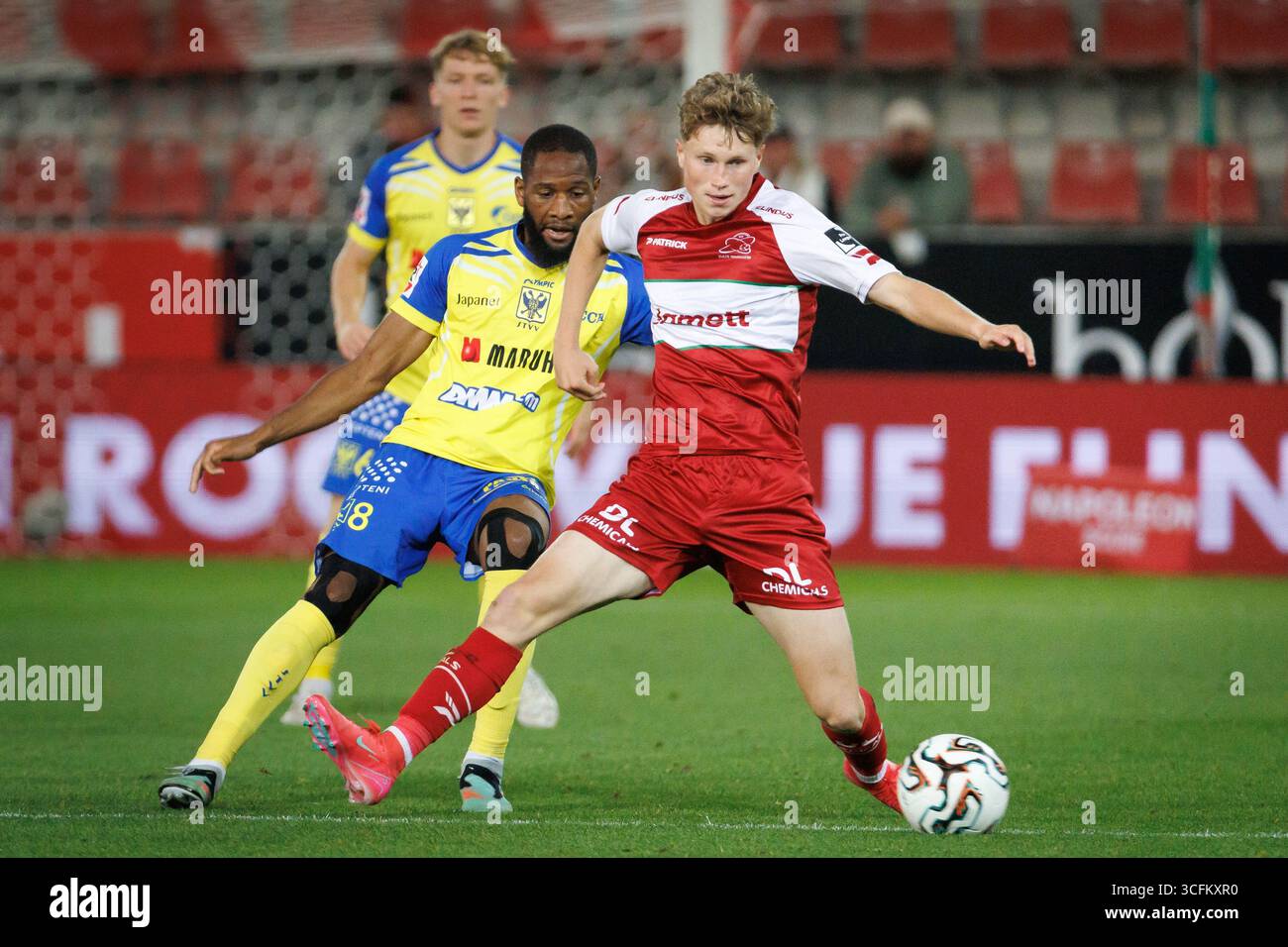 STVV's Abdoulaye Sissako and Essevee's Thomas Claes fight for the ball ...
