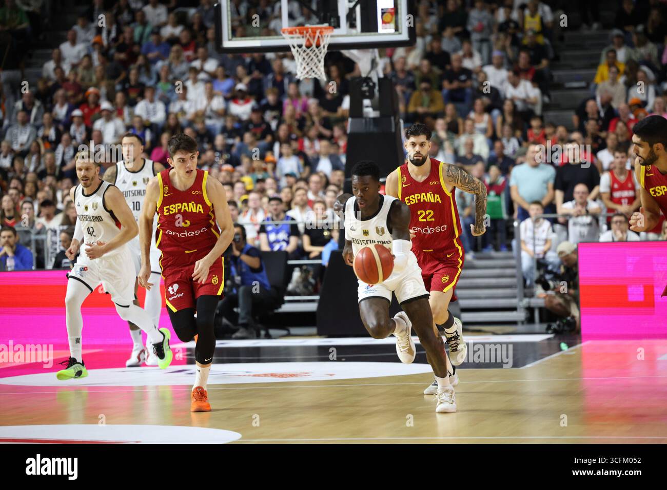 v.l. Andreas Obst (Deutschland #42), Daniel Theis (Deutschland #10 ...
