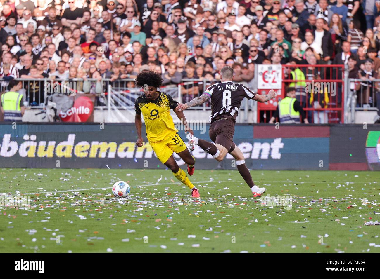 23.08.2025, 1. Spieltag, FC St. Pauli - Borussia Dortmund, v. l. Foul ...