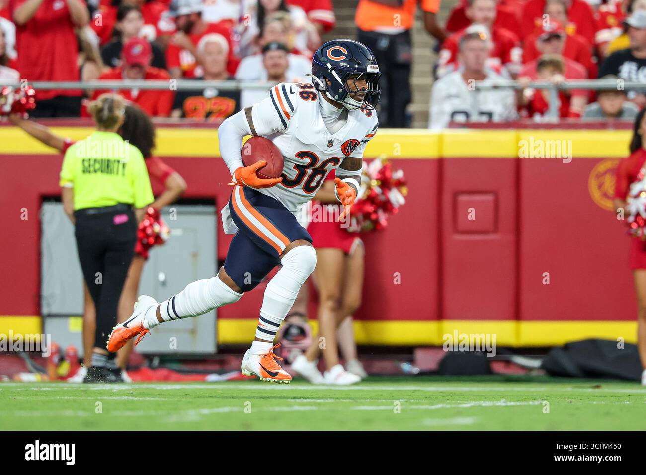 August 22, 2025: Chicago Bears safety Jonathan Owens (36) runs the ball ...