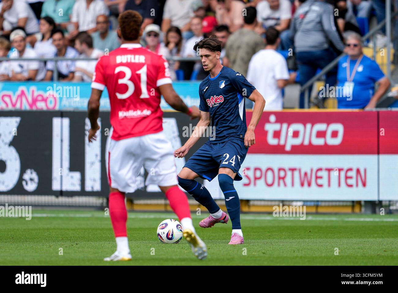 v.li.: Justin Butler (Cottbus, 31), Luca Erlein (TSG II 24), Aktion ...