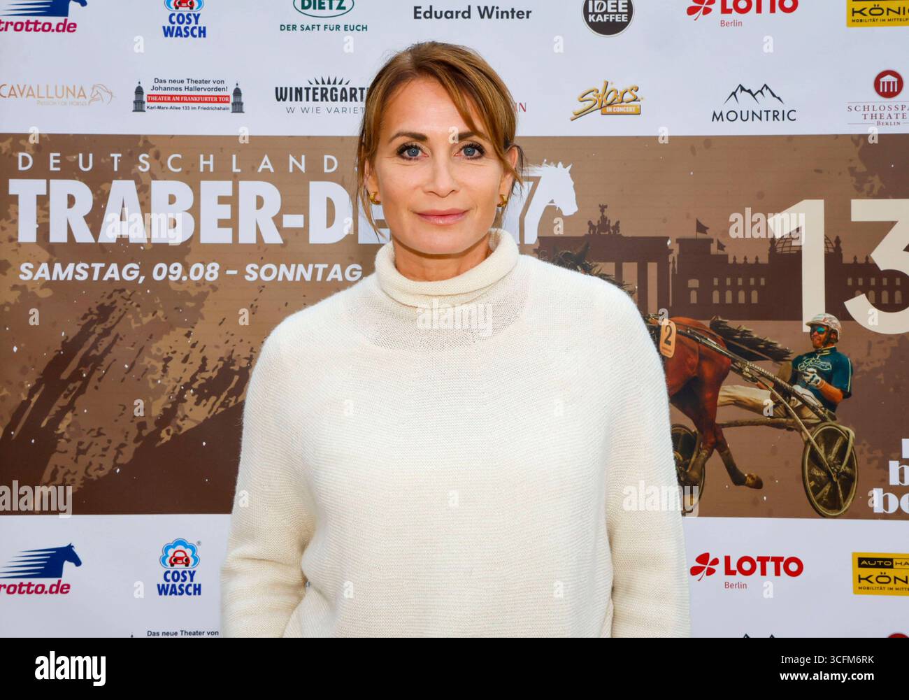 Anja Kling bei Deutschlands Traberderby auf der Rennbahn Berlin ...
