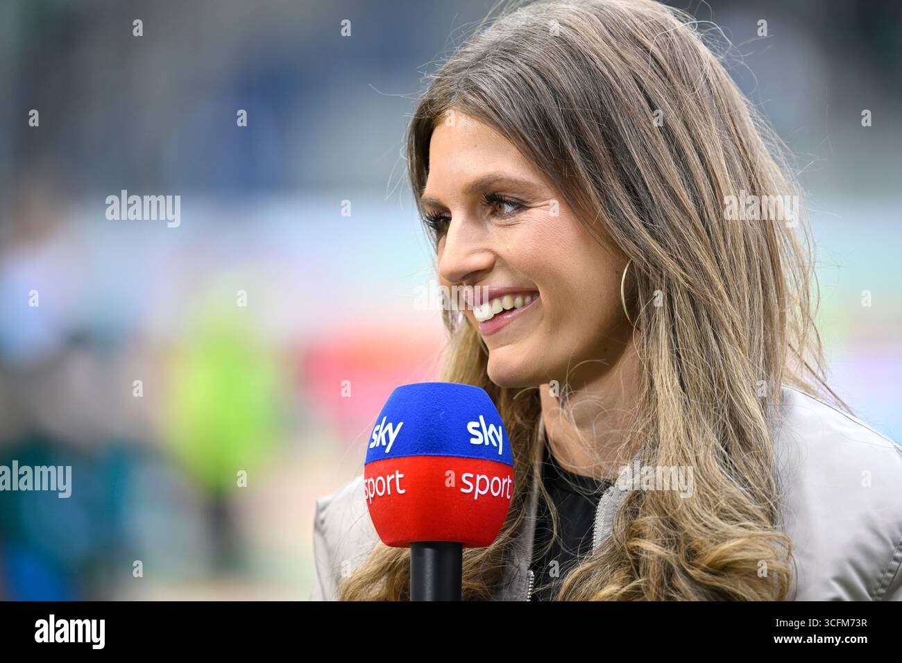 SKY Moderatorin Mara Mones im Interview Mikrofon Mikro Logo Portrait 1 ...