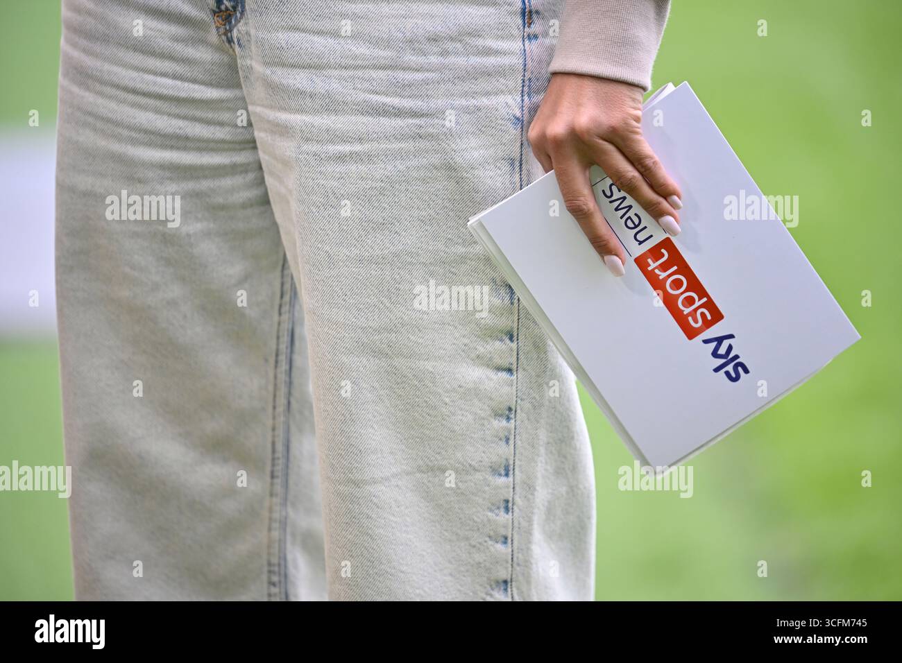 SKY Moderatorin Mara Mones mit Moderationskarte Logo Detail ...