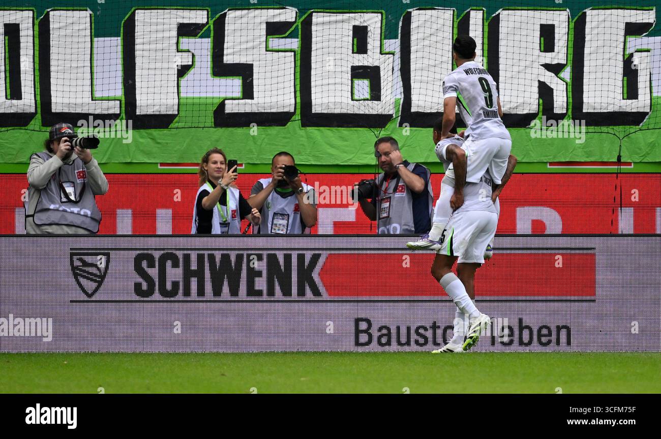 TOR zum 1:3 durch Mohamed Amoura VfL Wolfsburg (09) Torjubel Vini Souza ...