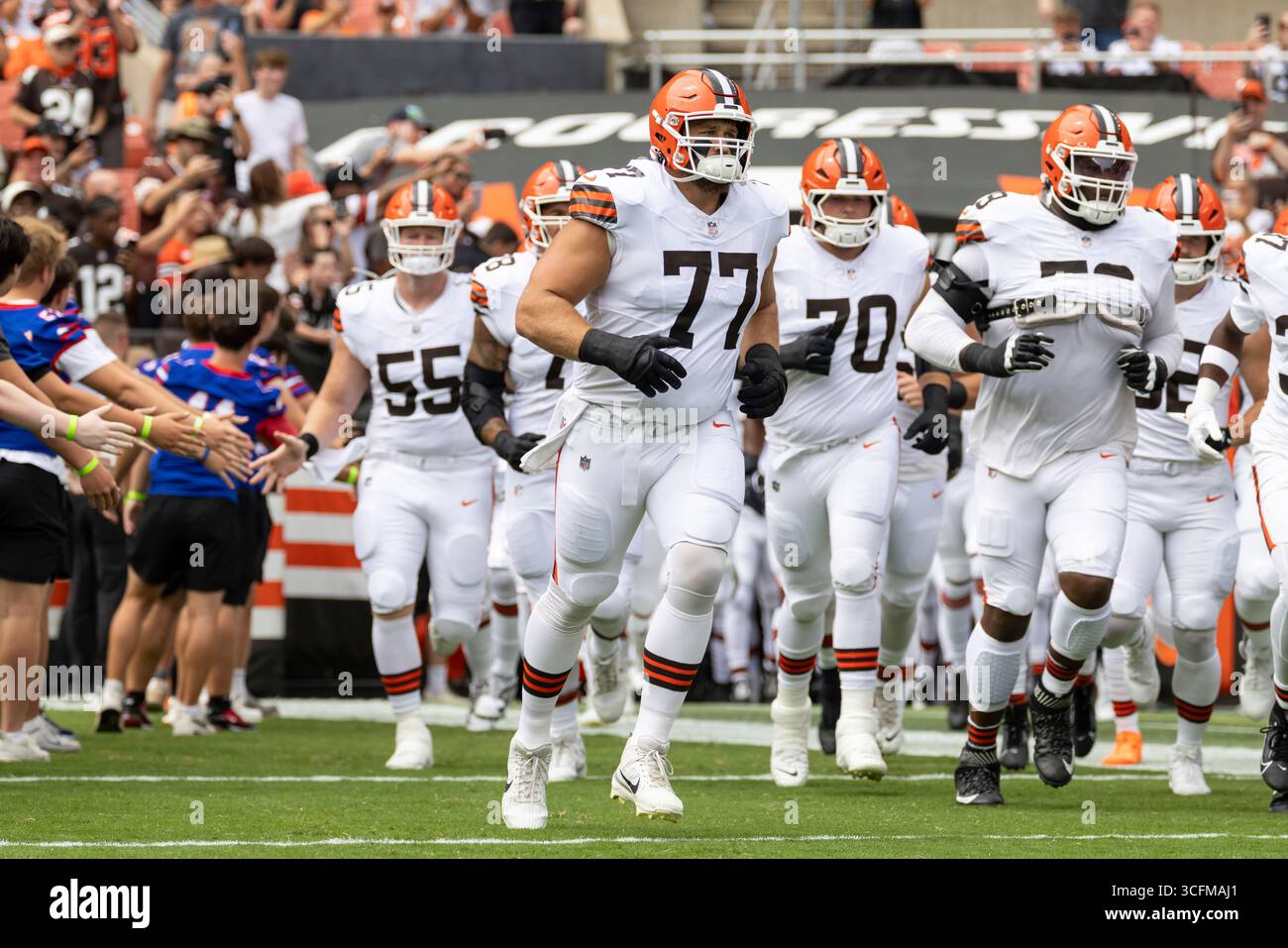 Cleveland Browns guard Wyatt Teller (77) runs out before a pre-season ...