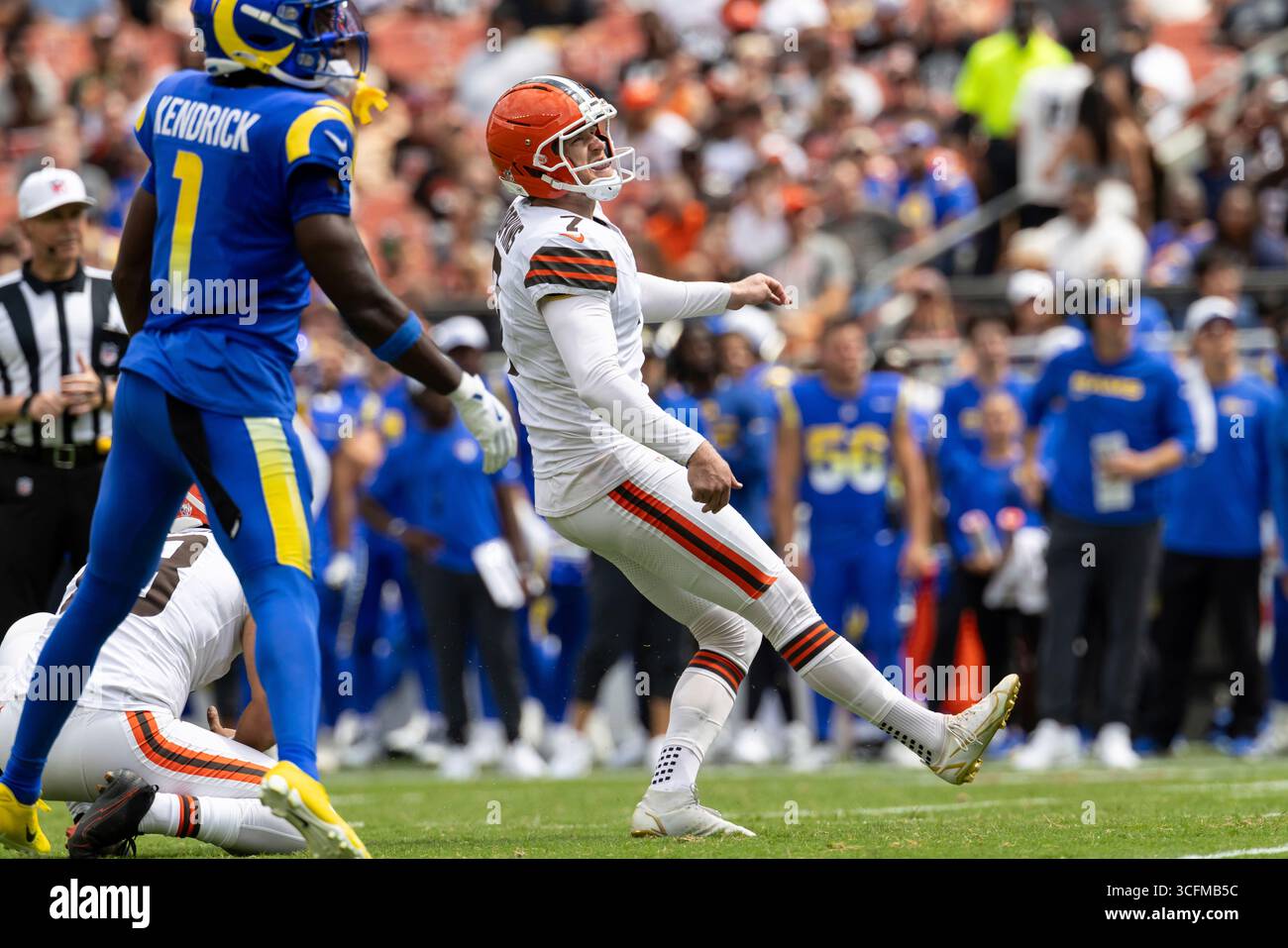 Cleveland Browns place kicker Dustin Hopkins (7) kicks a field goal ...