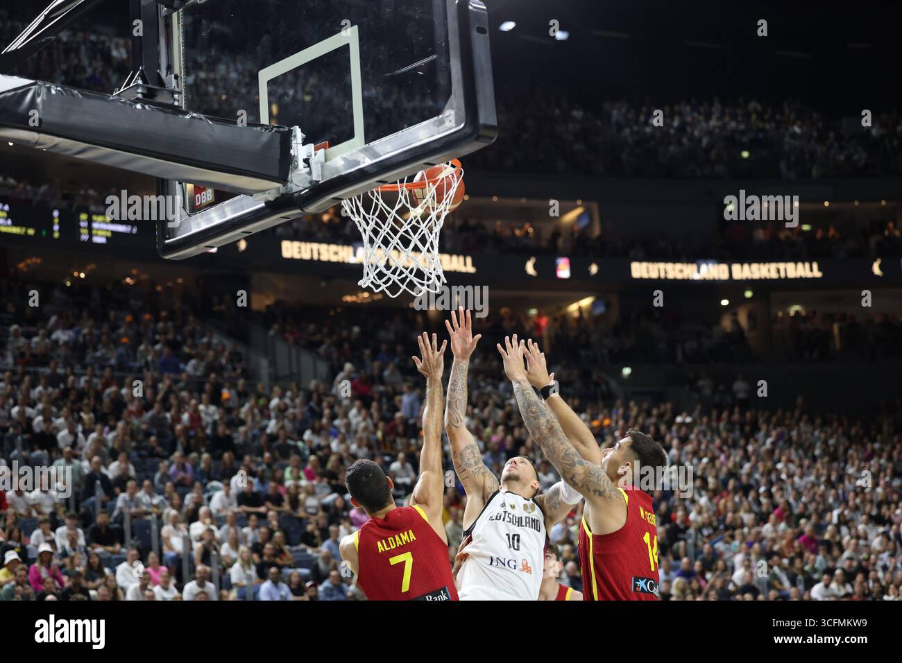 v.l. Santi Aldama (Spanien #07), Daniel Theis (Deutschland #10), Willy ...