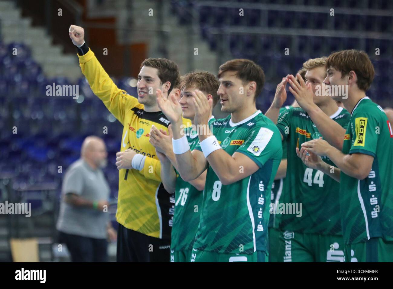 Torwart Domenico Ebner (1, SC DHfK Leipzig) jubelt mit den Fans ...
